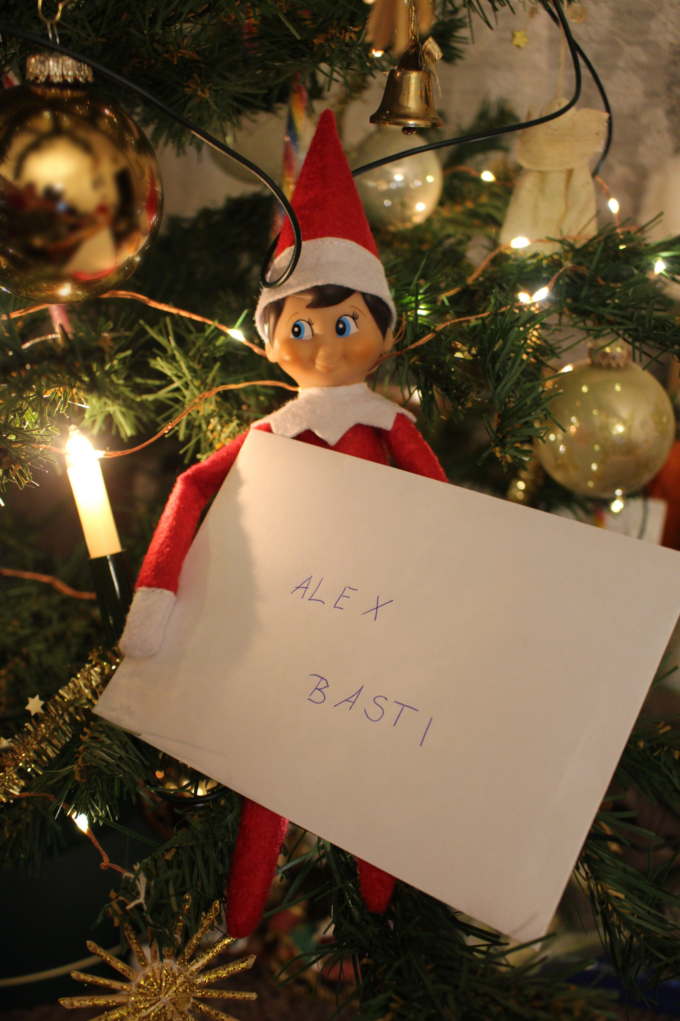 Elf on the shelf – Unsere Zeit mit Pizu dem Weihnachtselfen – Connys Weblog